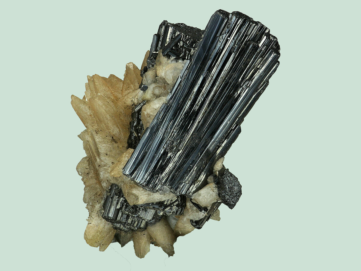 Mineralatlas Lexikon - Bildanzeige - tafeliger schwarzer Manganit mit ...