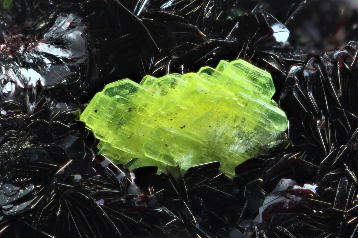 Mineralatlas Lexikon - Bildanzeige - Heinrichit auf Hämatit